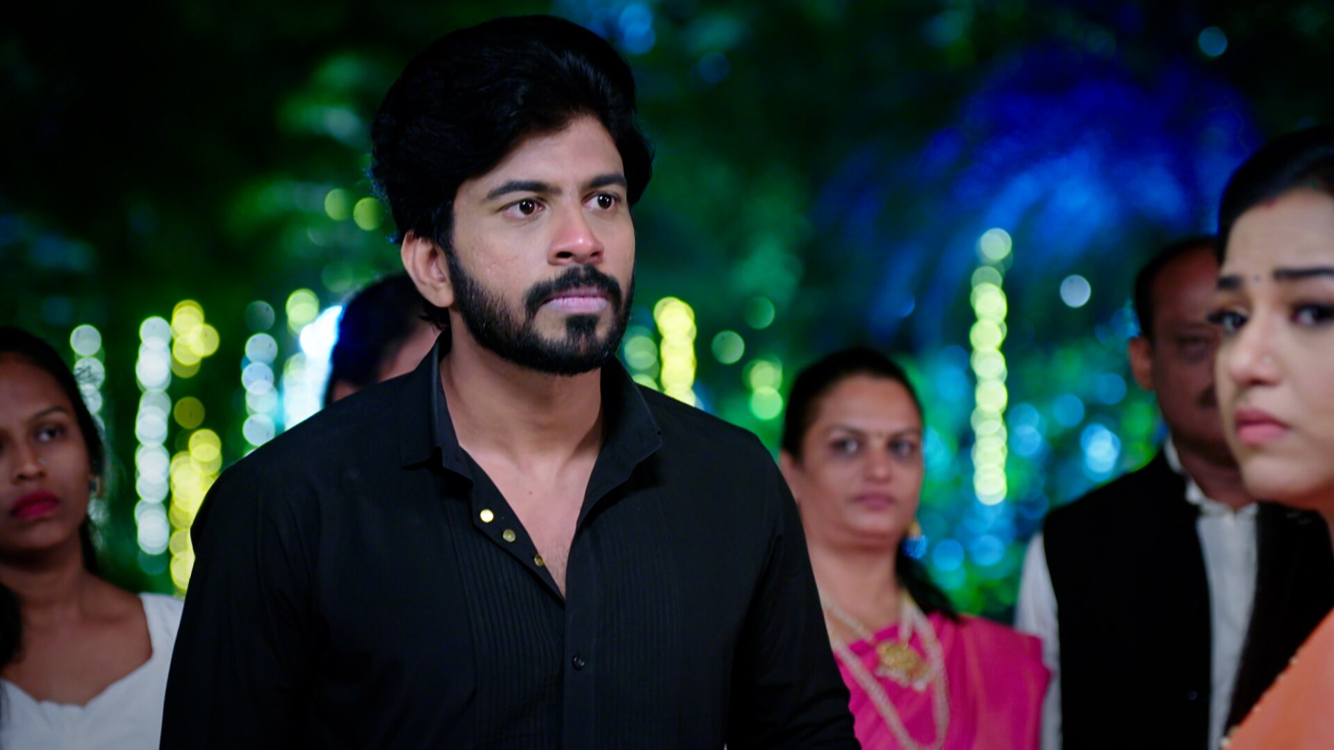 Watch Karimani Season 1 Episode 104 : Karna Notices Sahitya's Jumka ...