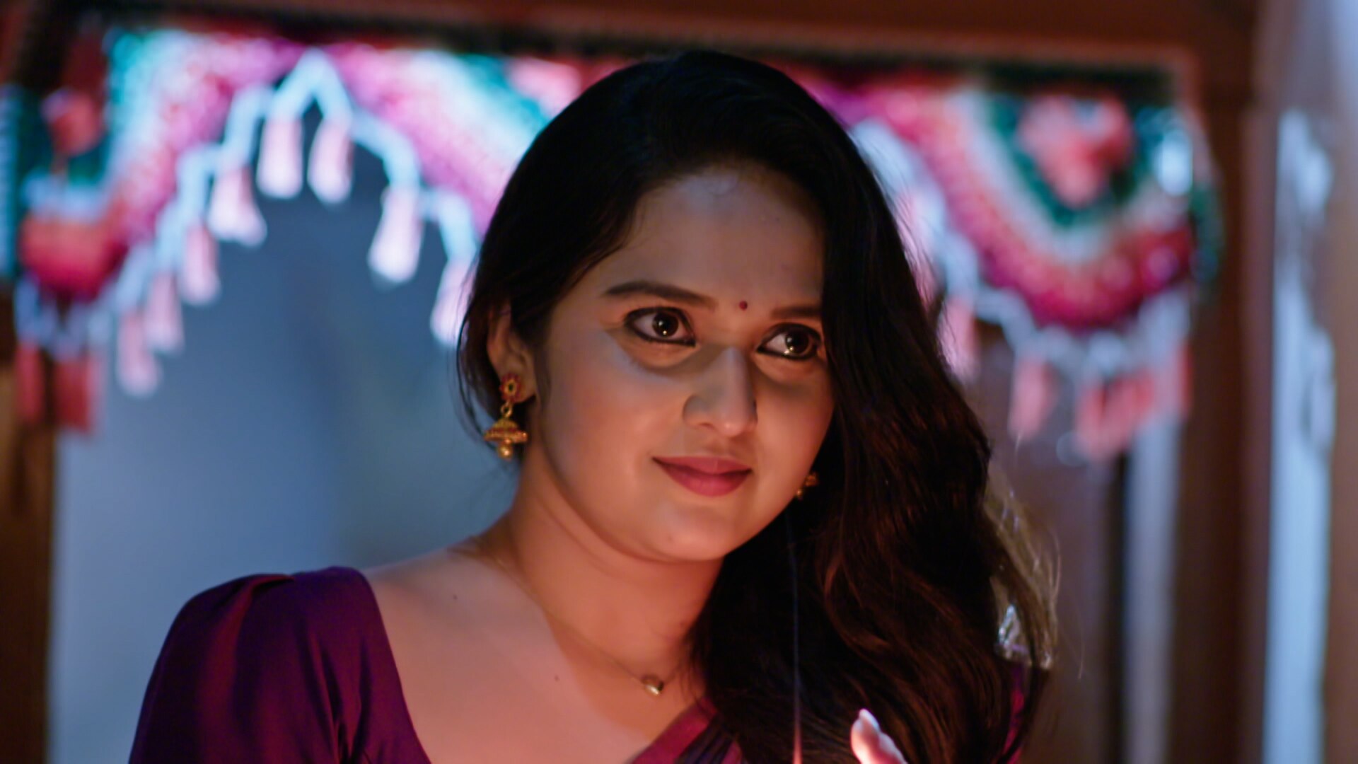 Watch Karimani Season 1 Episode 182 : Sahitya Surprises Karna - Watch ...