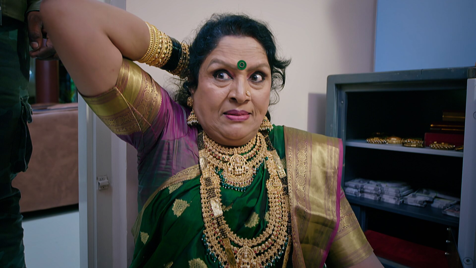 Watch Karimani Season 1 Episode 107 : Gajagamini Misinterprets Sahitya ...