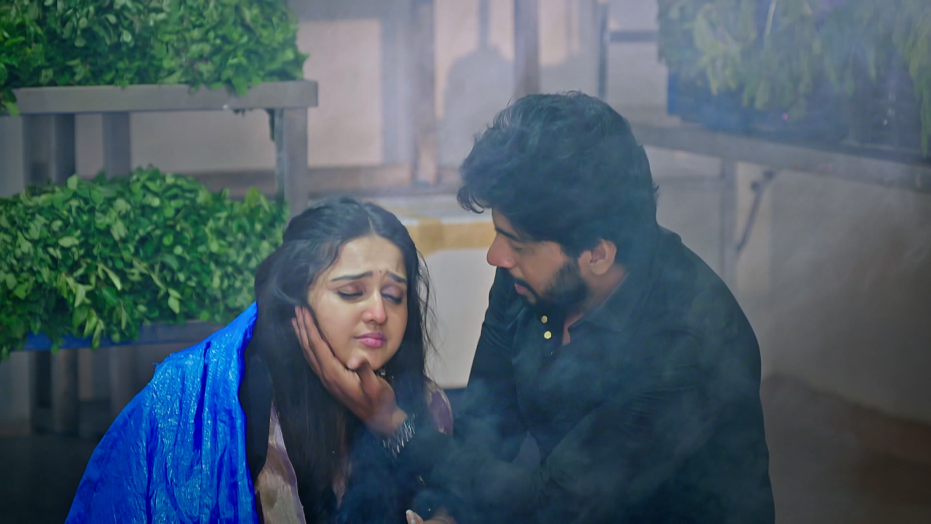 Watch Karimani Season 1 Episode 103 : Karna Tries To Save Sahitya ...