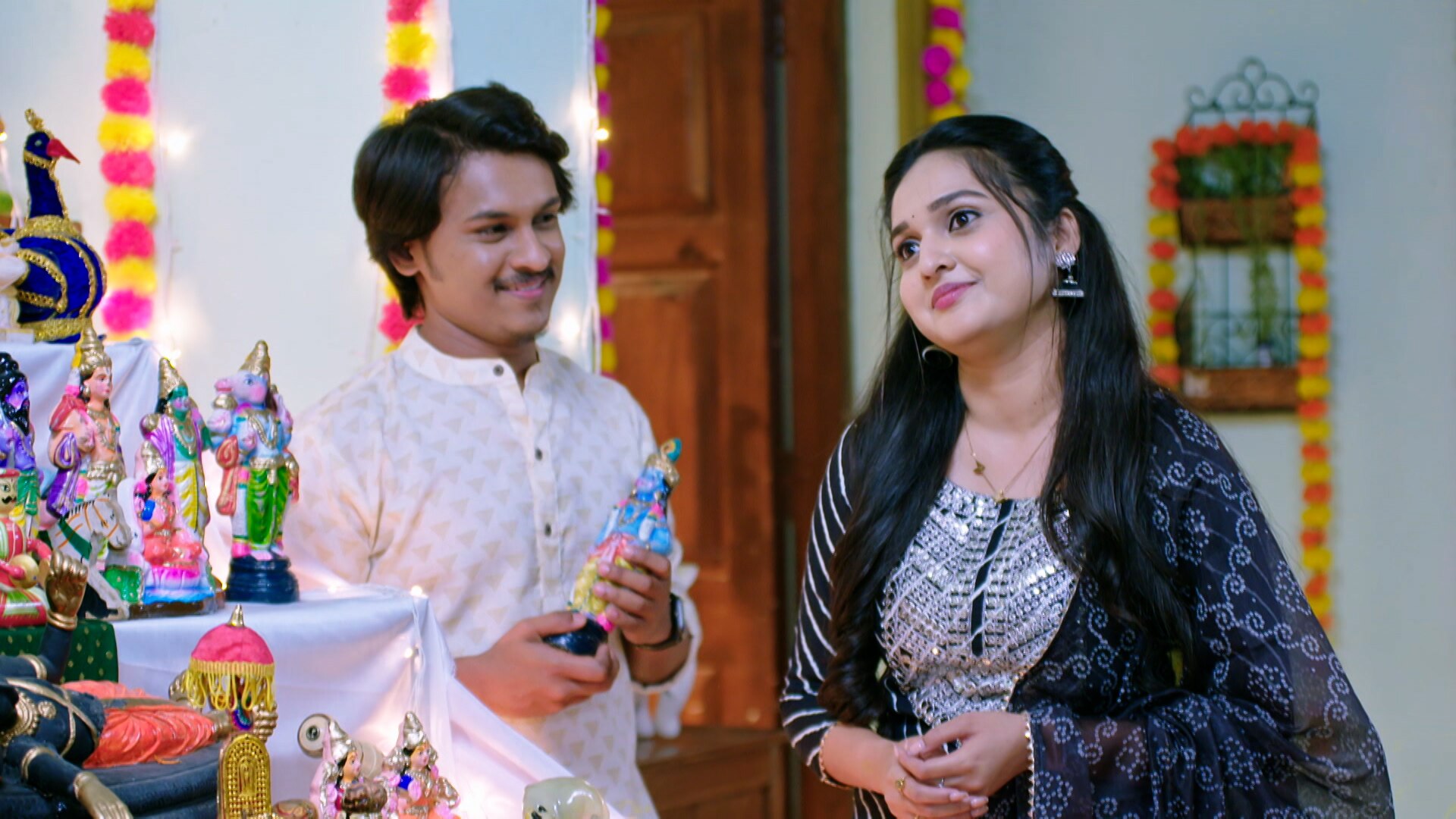 Watch Karimani Season 1 Episode 163 : Sahitya Celebrates Navaratri ...