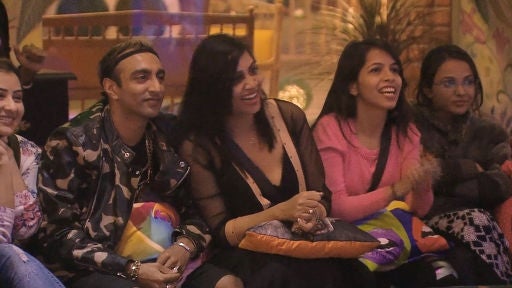 Watch Pooja's New Song! Video Online(HD) On JioCinema