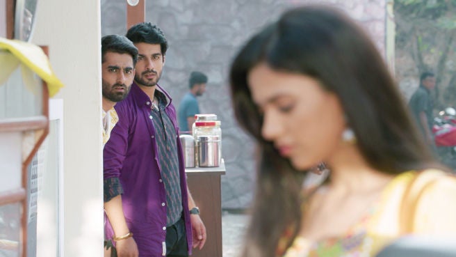 Watch Gathbandhan Season 1 Episode 6 : Raghu Following Dhanak? - Watch ...