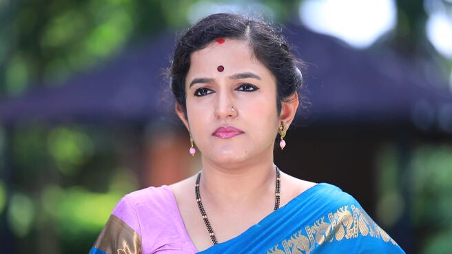 Watch Nannarasi Radhe Season 1 Episode 659 : Vaidehi Bribes Inchara - Watch Full Episode Online ...