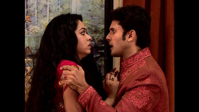 Watch Na Aana Iss Des Laado Season 1 Episode 704 : Param Force Himself On Jhanvi - Watch Full ...
