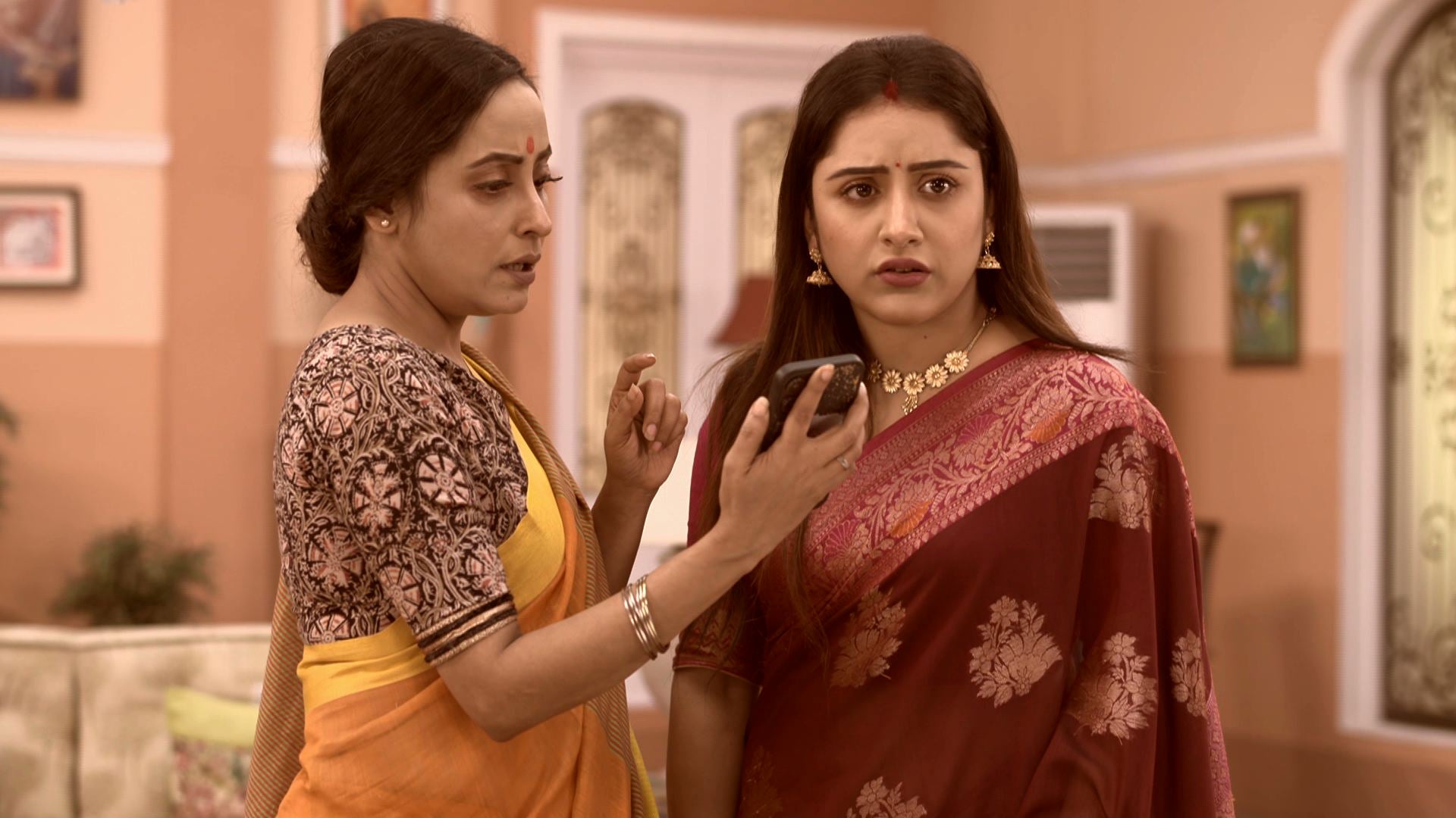 Watch Tumii Je Amar Maa Season 1 Episode 265 : Arohi Catches The ...