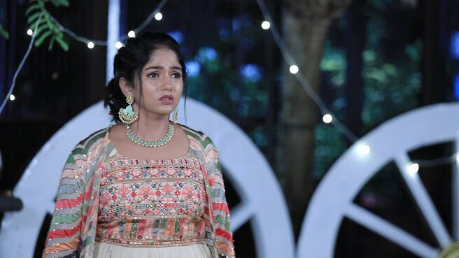 Watch Geetha Season 1 Episode 664 : Geetha Catches A Glimpse Of Sudha ...