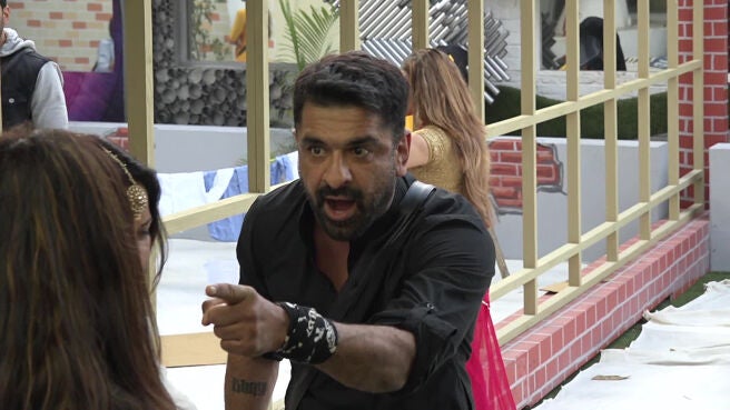 Watch Eijaz Warns Arshi! Video Online(HD) On JioCinema