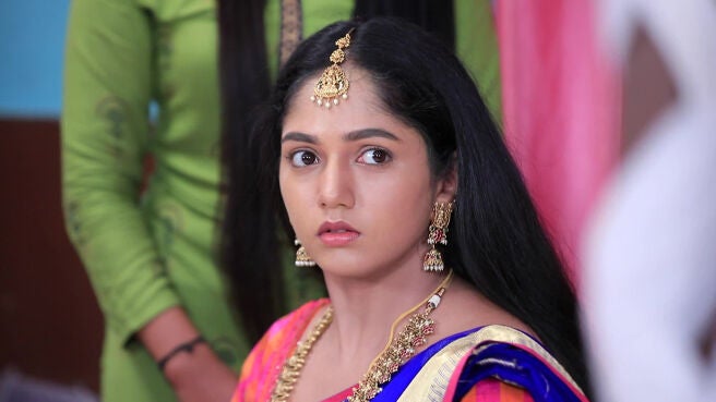 Watch Geetha Season 1 Episode 330 : Geetha Learns Of Sreenivas' Plan ...