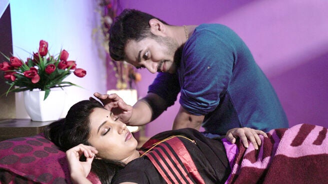 Watch Naane Varuven Season 1 Episode 215 : Bharani Cares For Ragini - Watch Full Episode Online ...