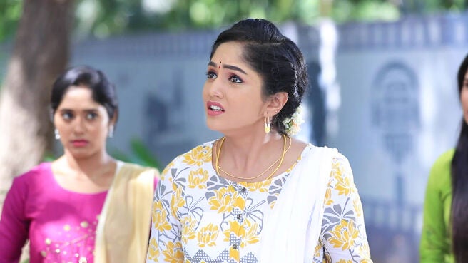Watch Geetha Season 1 Episode 328 : Geetha Hits Out At Vijay - Watch ...