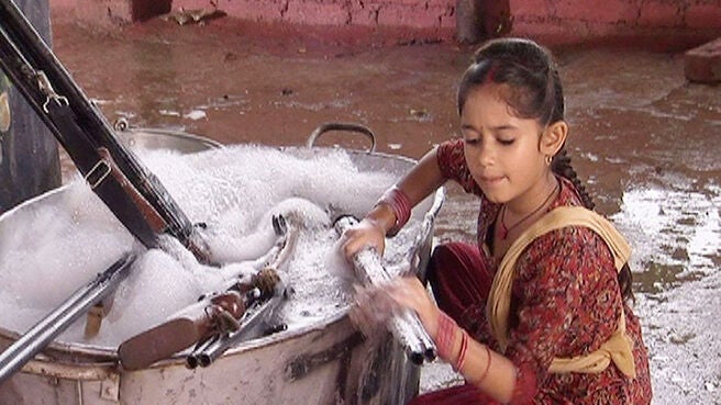 Watch Phulwa Season 1 Episode 94 : Phulwa Washes Guns With Water ...