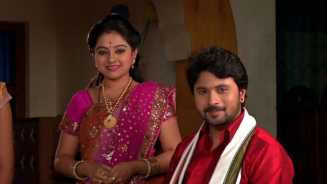 Watch Kulavadhu Season 1 Episode 406 : Vachana's Parents Join The 'puja ...