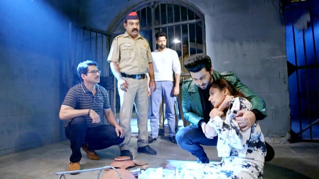 Watch Raj-Ajeet Tend To Manmeet Video Online(HD) On JioCinema