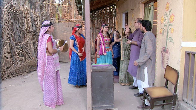 Watch Suri Season 1 Episode 371 : Manu Threatens The Ladies To Stop ...