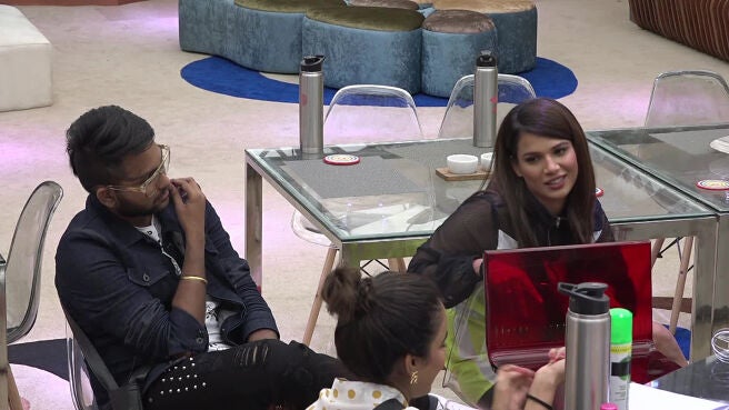 Watch Naina, The Tattoo Girl! Video Online(HD) On JioCinema