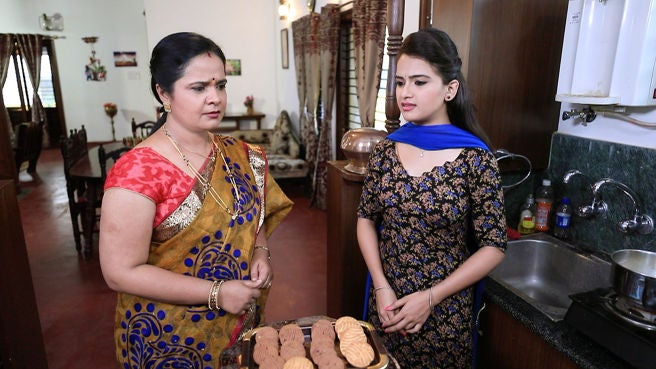 Watch Yugalageethe Season 1 Episode 160 : Sunitha Talks To Panchami - Watch Full Episode Online ...