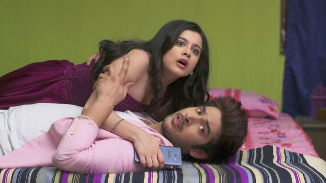 Watch Internet Wala Love Season 1 Episode 88 : Shocker: Jai And Aadhya Are Arrested! - Watch ...