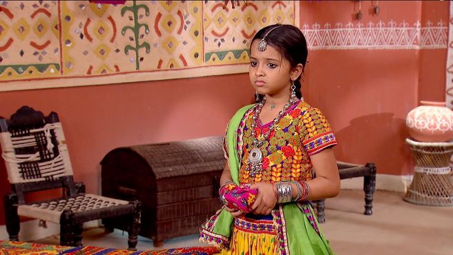 Watch Suri Season 1 Episode 94 : Suri Receives A Parcel From A Stranger ...