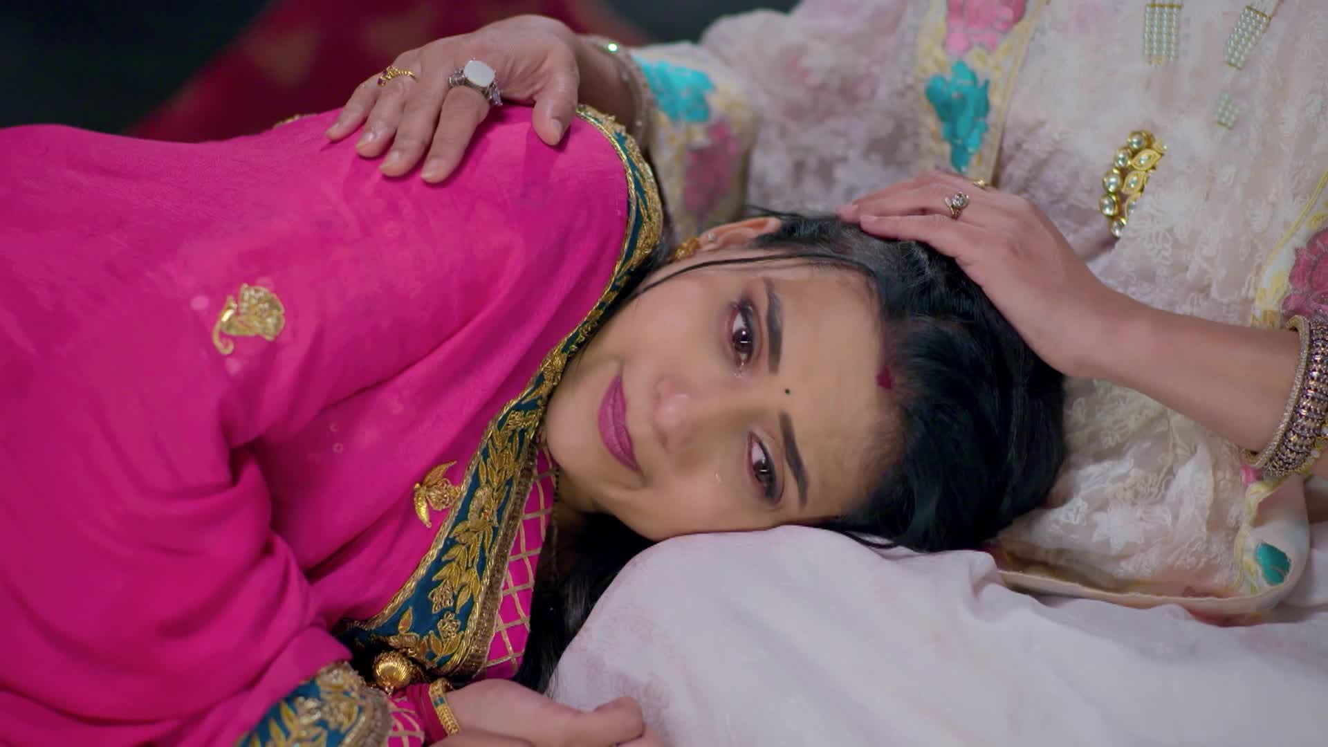 Watch Geetanjali Tries To Console Simar Video Online(HD) On JioCinema