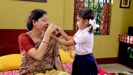 Watch Jhumur Season 1 Episode 28 : Jhumur Tends To Shyamali's Illness ...