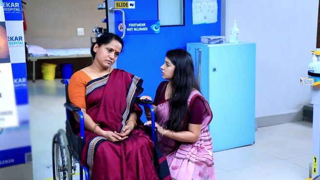 Watch Mithuna Rashi Season 1 Episode 732 : Raashi Runs Into Madhura ...