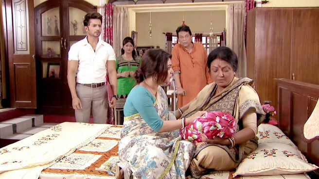 Watch Meera Season 1 Episode 248 : Meera's Mother Suffers A Mental Breakdown - Watch Full ...