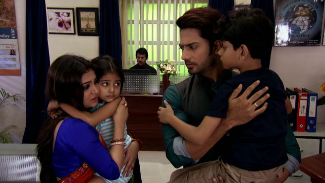 Watch Meera Season 1 Episode 62 : Police Comes To Mukherjee House ...
