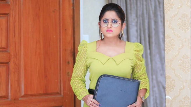 Watch Lakshana Season 1 Episode 347 : Can Milli Alert Bhargavi In Time? - Watch Full Episode ...