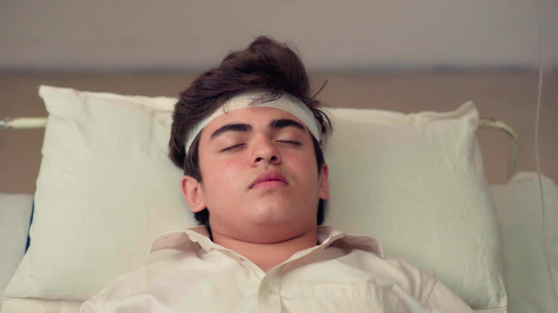 Watch Suhaagan Season 1 Episode 55 : Krishna Falls Unconscious - Watch ...