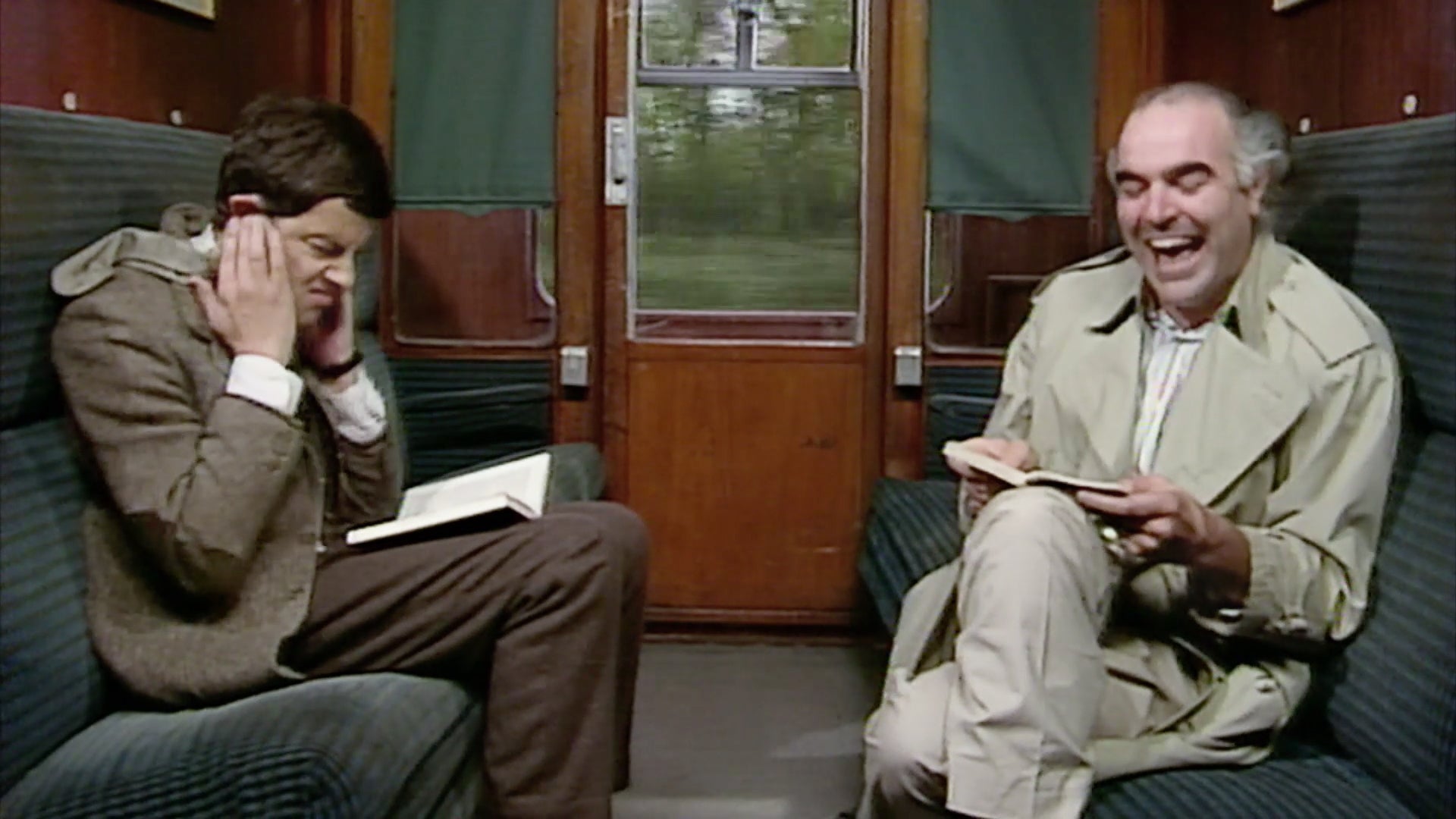 Watch Mr Bean Season 1 Episode 12 : Mr Bean On A Vacation - Watch Full ...