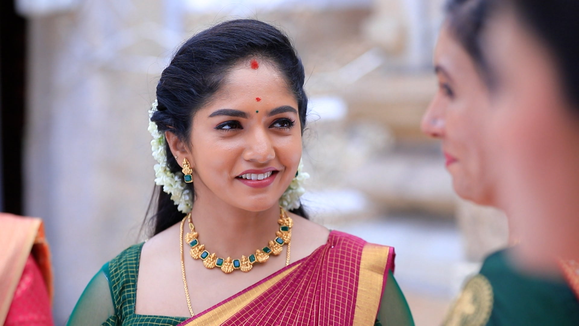 Watch Geetha Season 1 Episode 959 : Geetha Reaches The Chamundipura ...