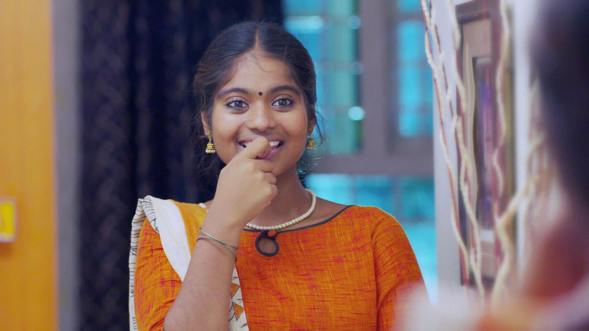 Watch Perazhagi Season 1 Episode 102 : Podhum Ponnu Is In Love - Watch ...