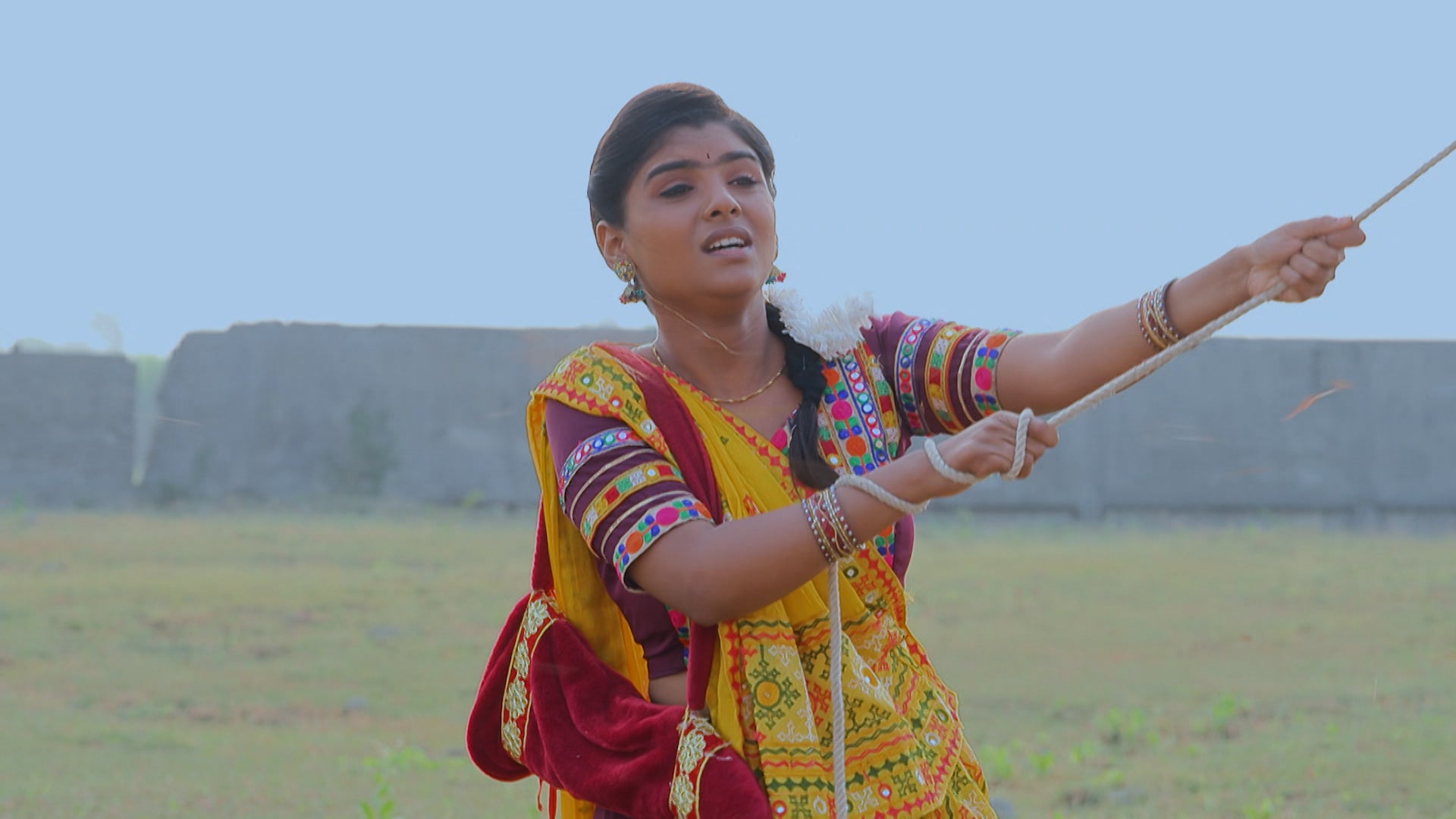 Watch Rangai Jaane Rang Ma Season 1 Episode 24 : Will Radha's Call Be ...