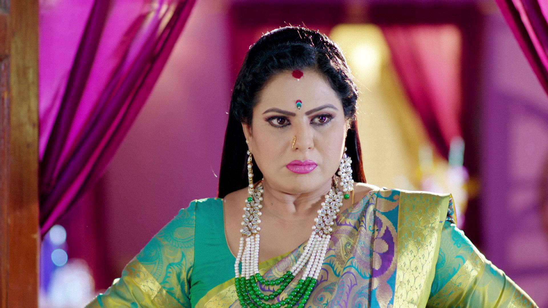 Watch Mynaa Season 1 Episode 39 : Indra Interrogates Her Servants ...