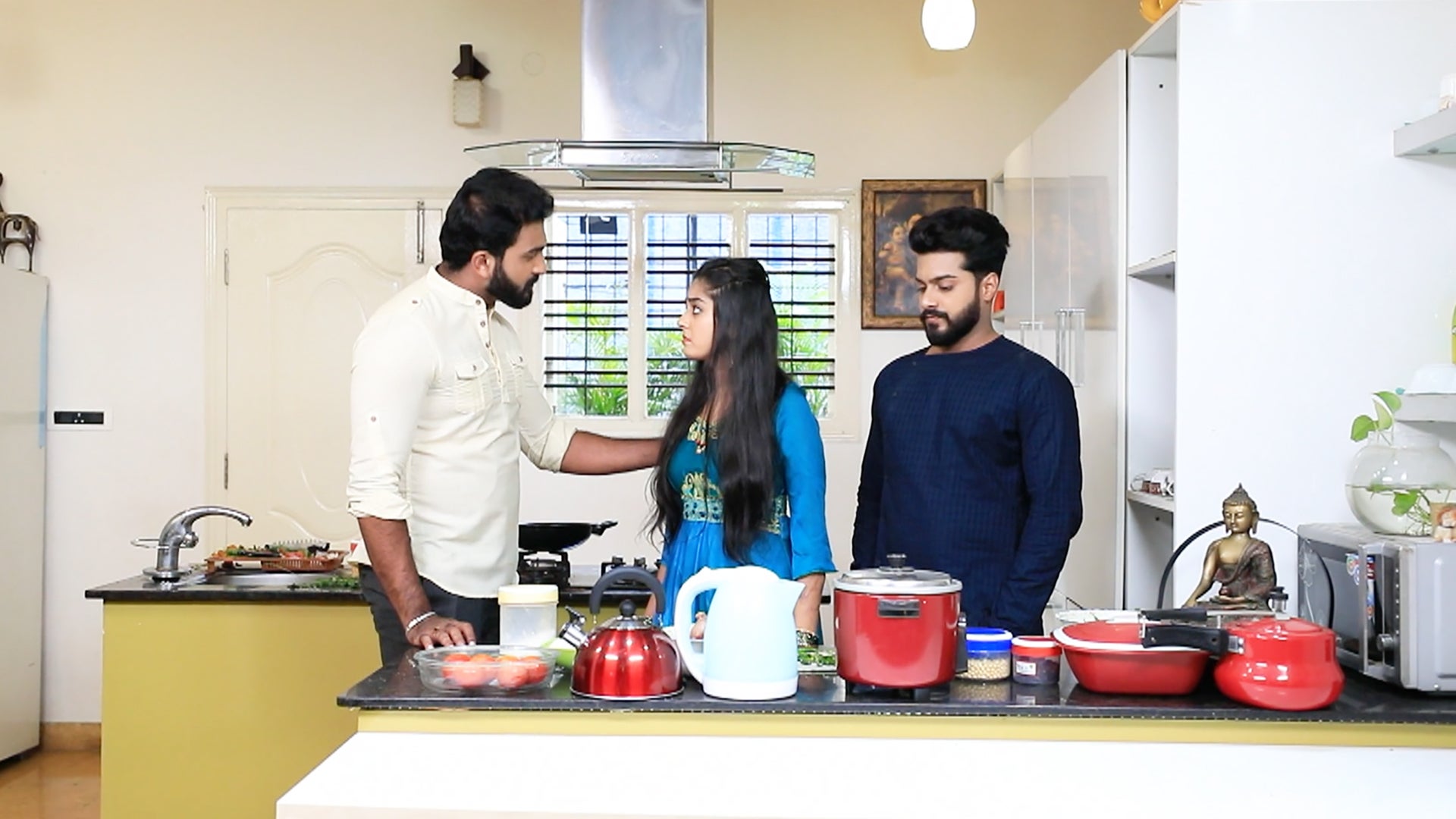 Watch Nammane Yuvarani Season 1 Episode 208 : Saketh Helps Meera-Aniket ...