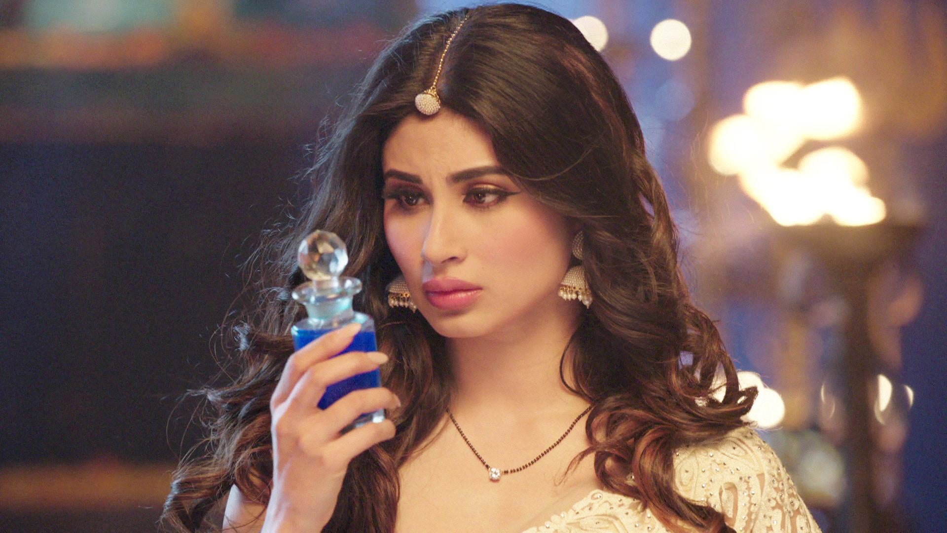 Watch Naagin Season 2 Episode 15 : Shivangi Has The Venom To Kill Rani ...