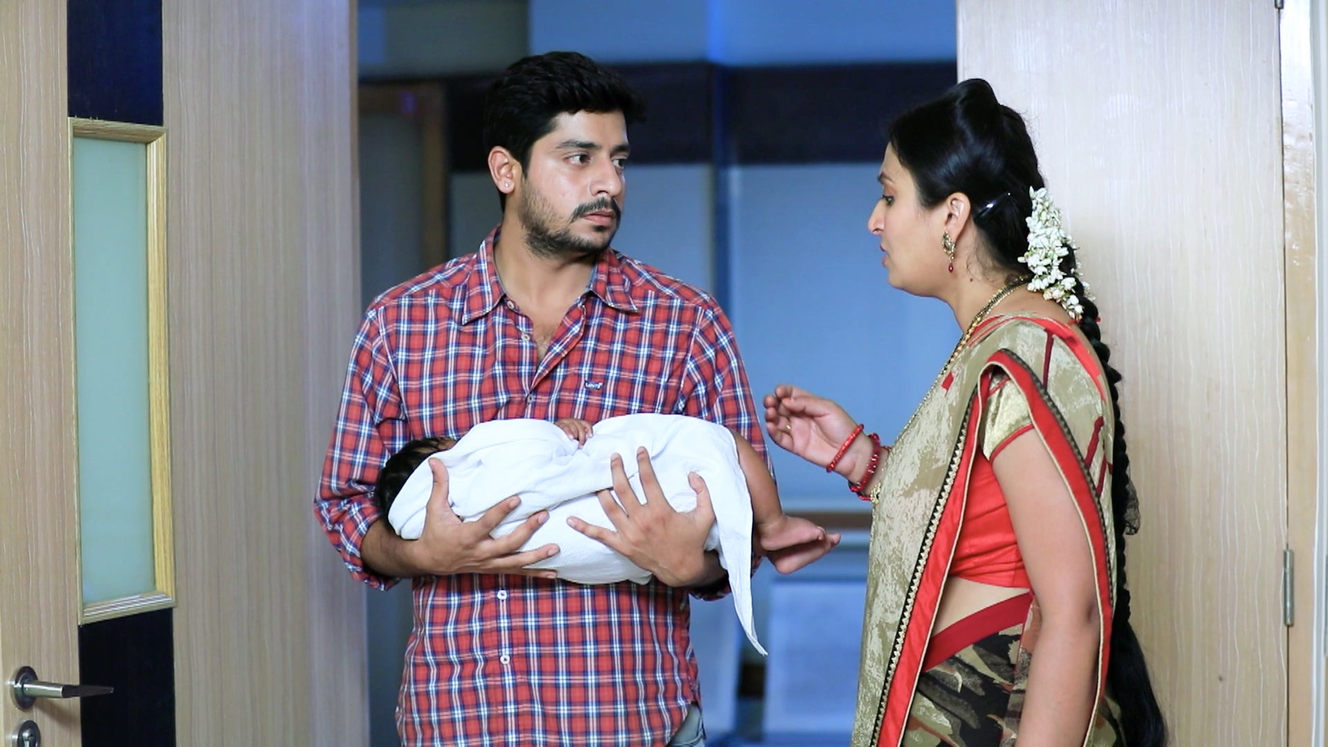 Watch Kulavadhu Season 1 Episode 1064 : Gaurav Takes A Huge Step ...