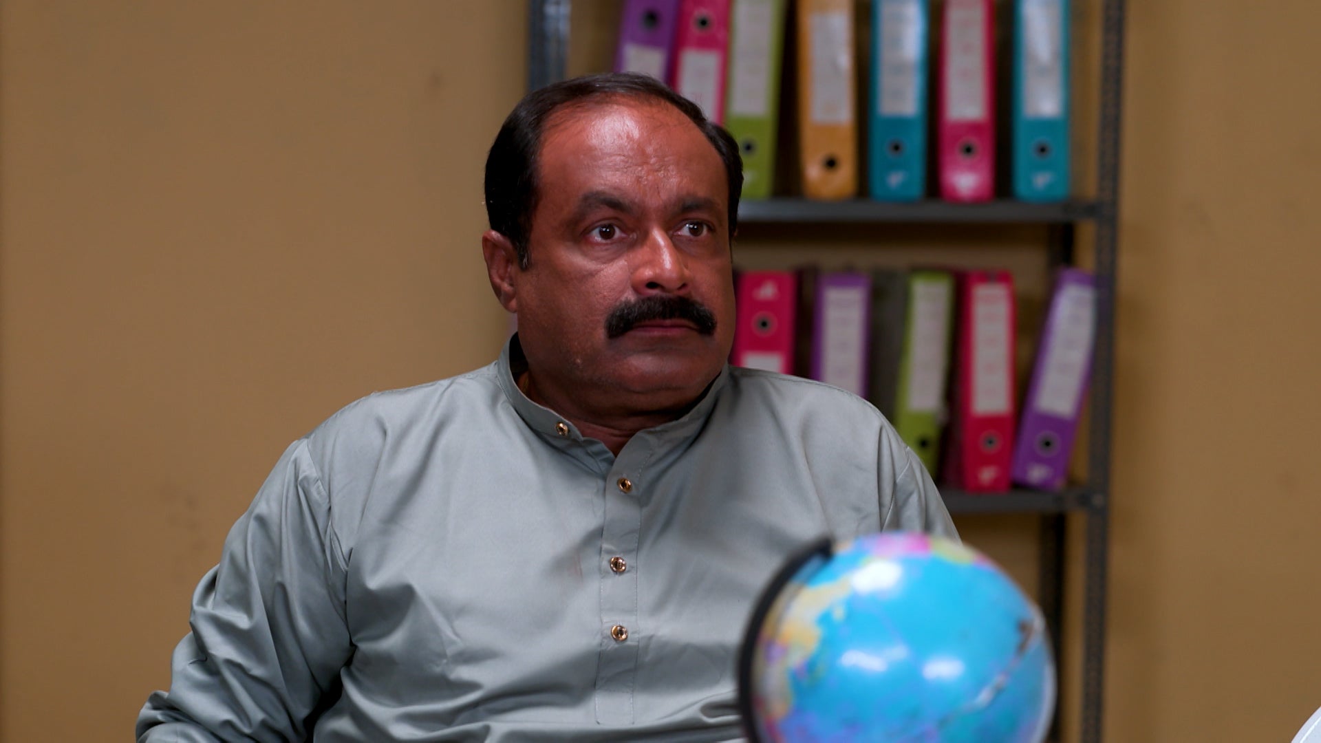 Watch Rangai Jaane Rang Ma Season 1 Episode 49 : Kiara's Father Starts ...