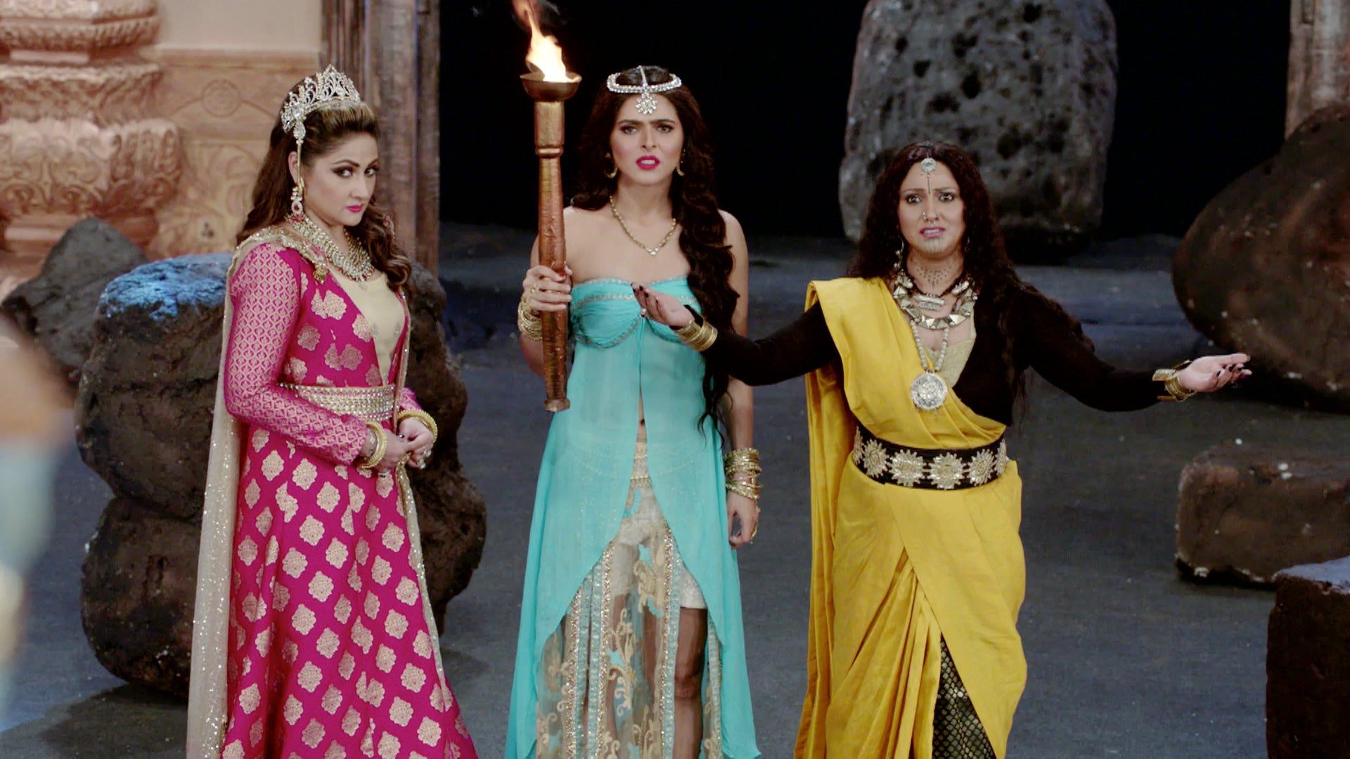 Watch Chandrakanta- Bengali Season 1 Episode 34 : Irawati Beguiles ...