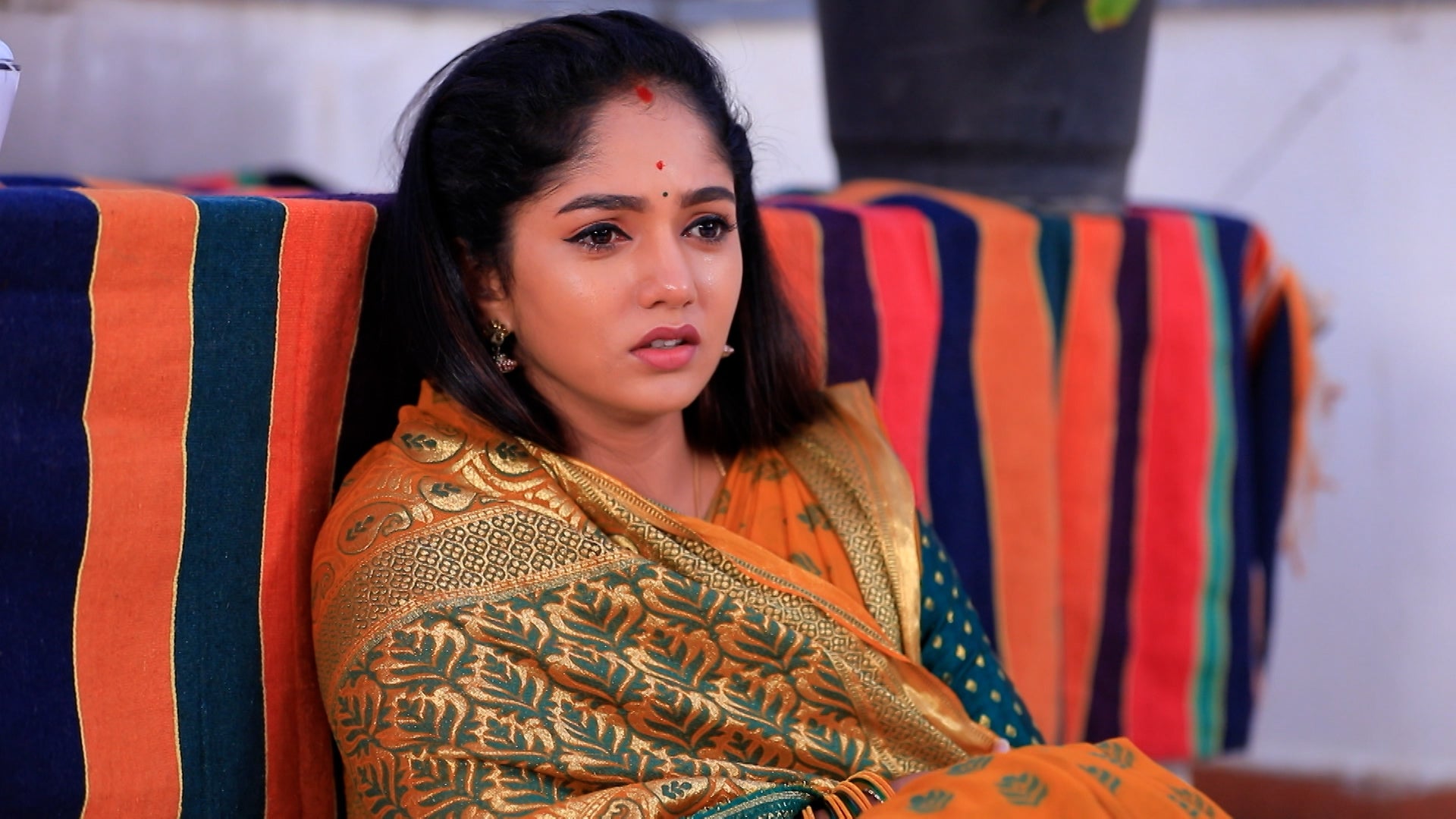 Watch Geetha Season 1 Episode 1083 : Geetha Challenges Bhanumathi ...