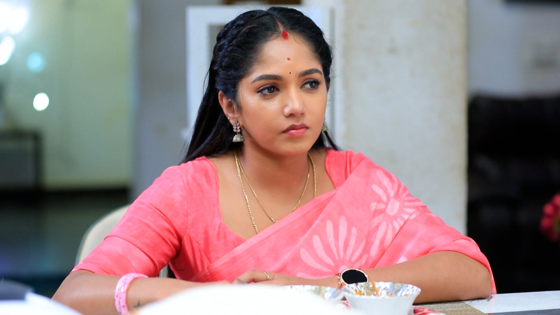 Watch Geetha Season 1 Episode 1086 : Tough Time Ahead Of Geetha - Watch ...