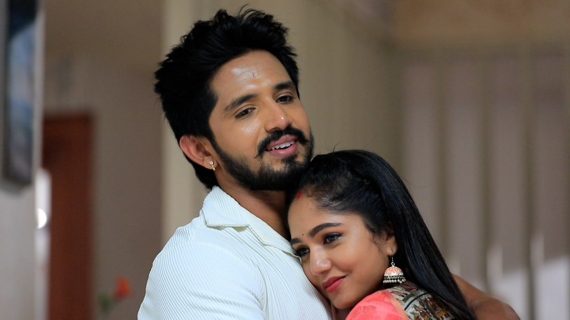 Watch Geetha Season 1 Episode 1091 : Vijay Cares For Geetha - Watch ...