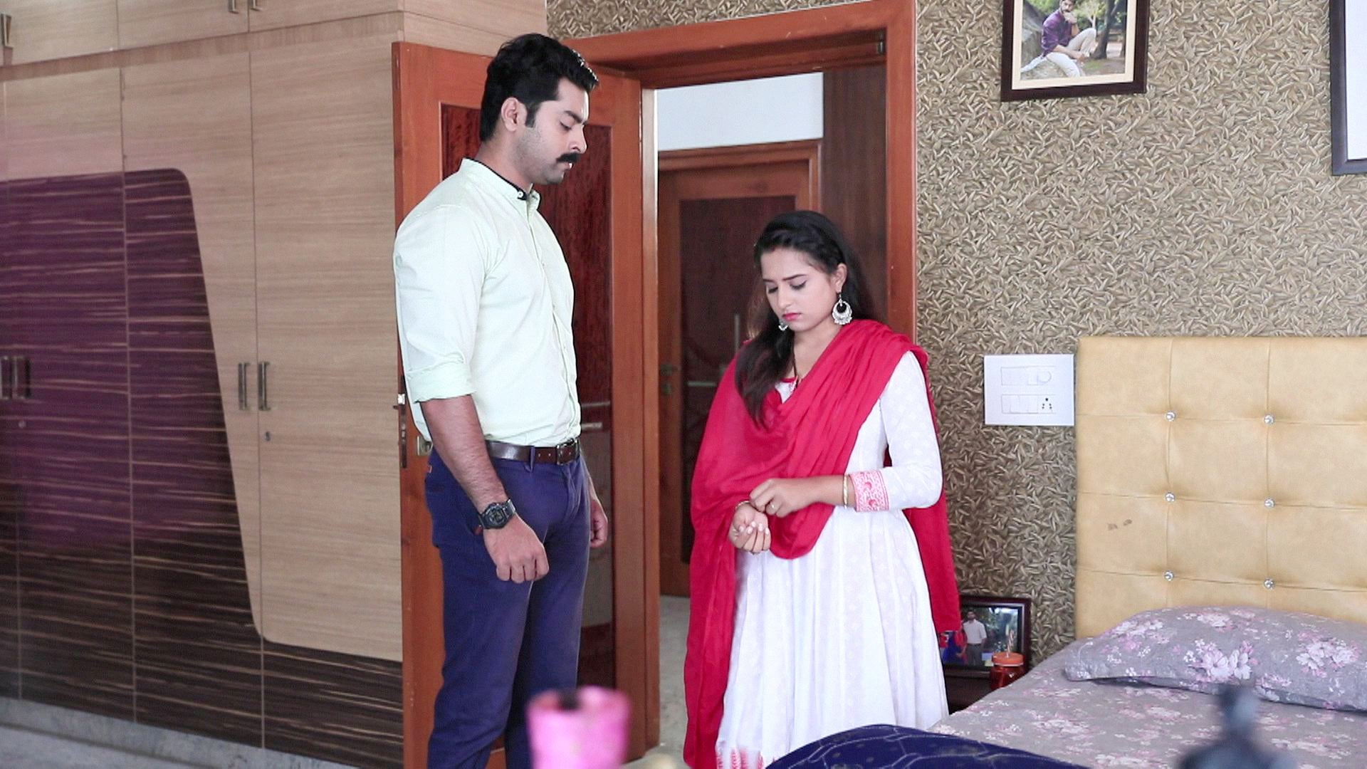 Watch Raja Rani Season 1 Episode 332 : Omkar Gifts The Bracelet To ...