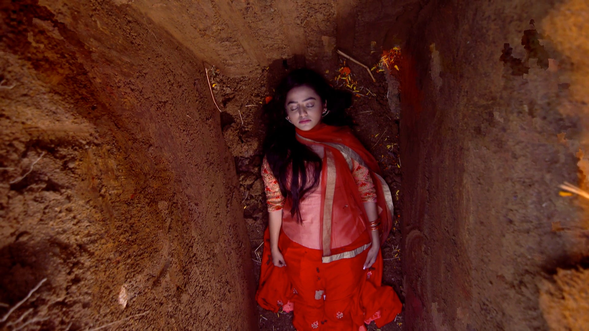 Watch Devanshi Season 1 Episode 183 : Devanshi Is Buried Alive - Watch Full Episode Online(HD ...