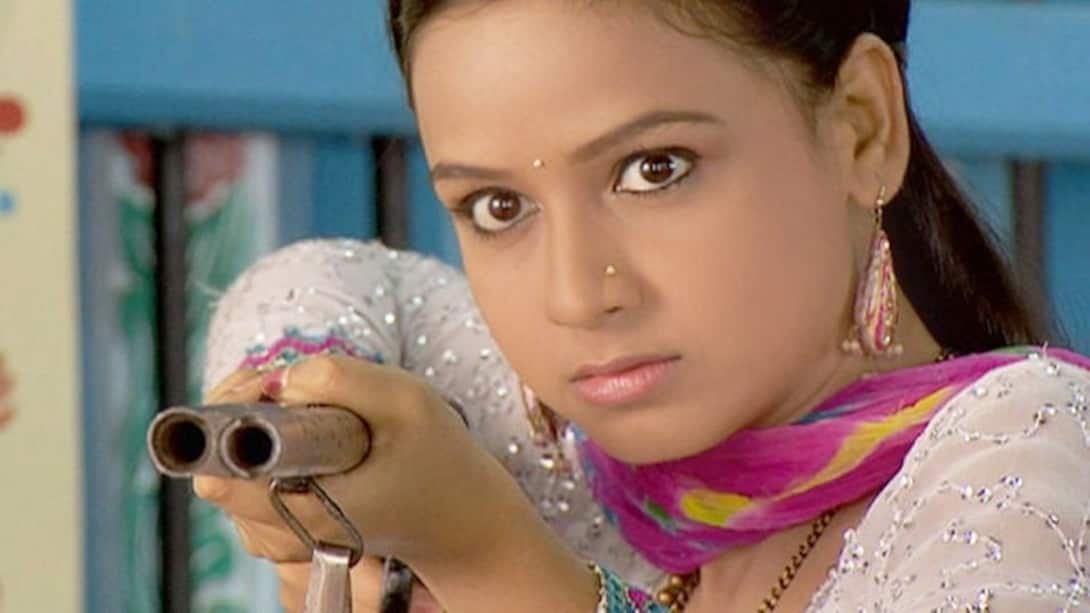 Watch Phulwa Season 1 Episode 95 : Mahua Intervenes With A Gun To Help ...