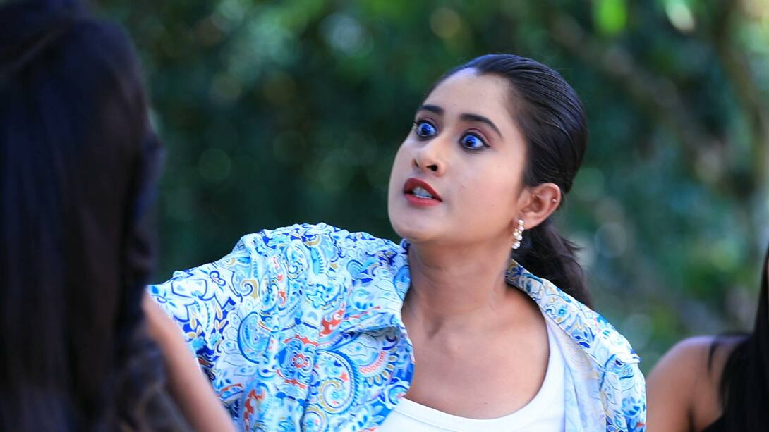 Watch Tripura Sundari Season 1 Episode 109 : Yukthi Attacks Amrapali ...