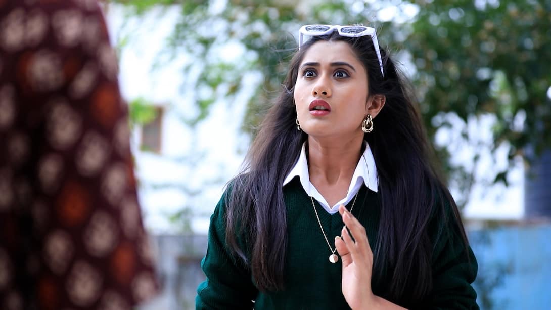 Watch Tripura Sundari Season 1 Episode 130 : Yukthi's Helps Amrapali ...