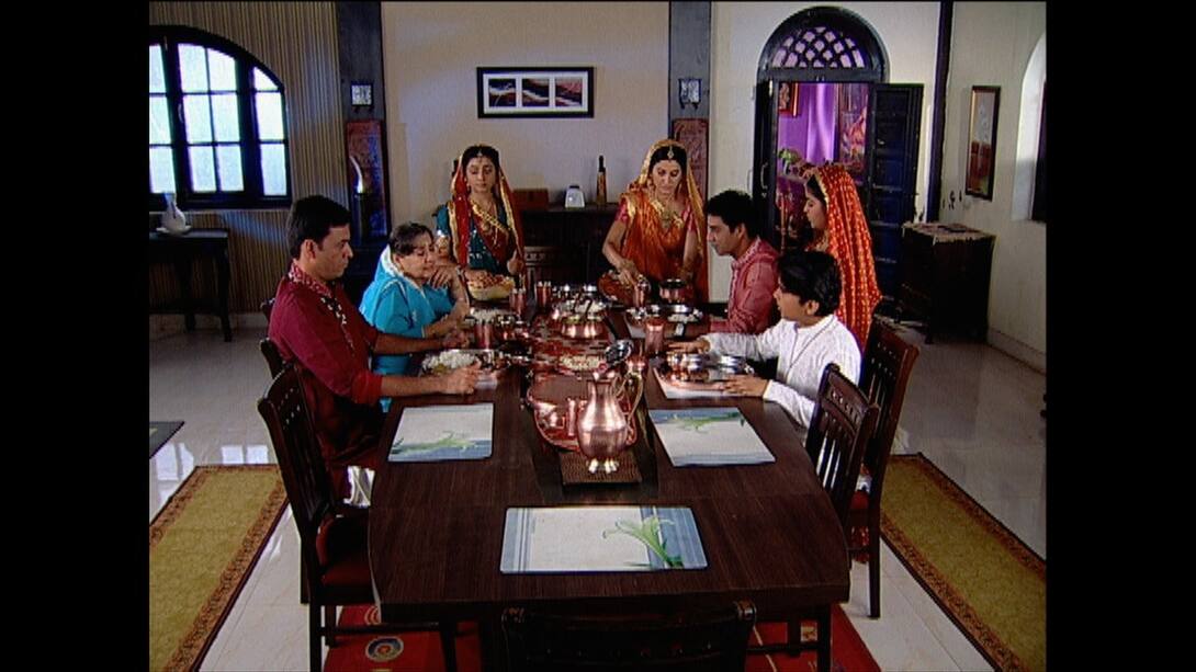Watch Balika Vadhu Season 1 Episode 176 : Kalyani Devi Allows Sugna To Eat With Everyone - Watch ...