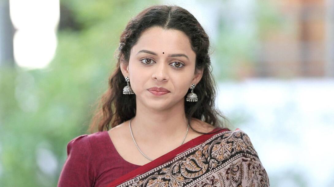 Watch Kulavadhu Season 1 Episode 1572 : Vachana Arrives At Sharath's ...